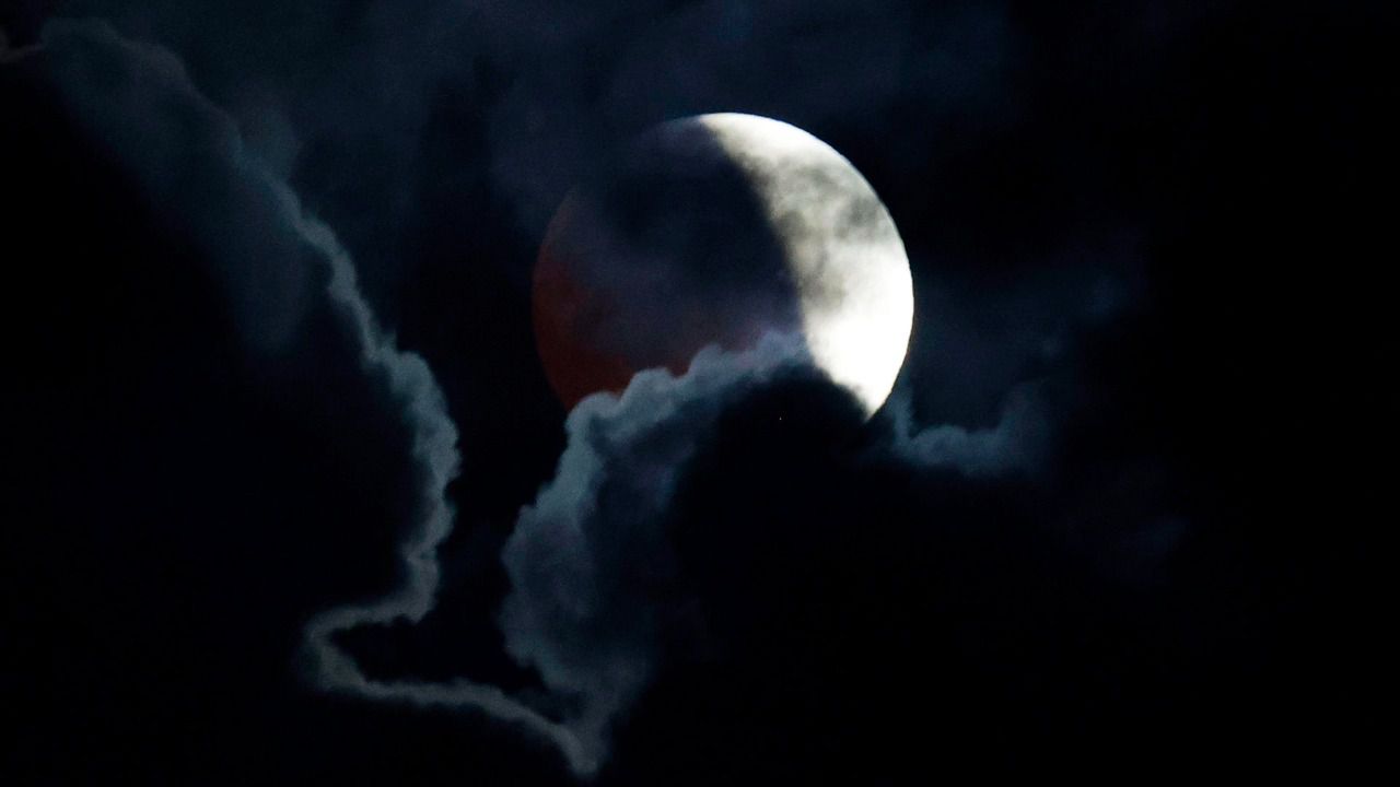 El eclipse total de Luna visto desde España, en imágenes | El Imparcial