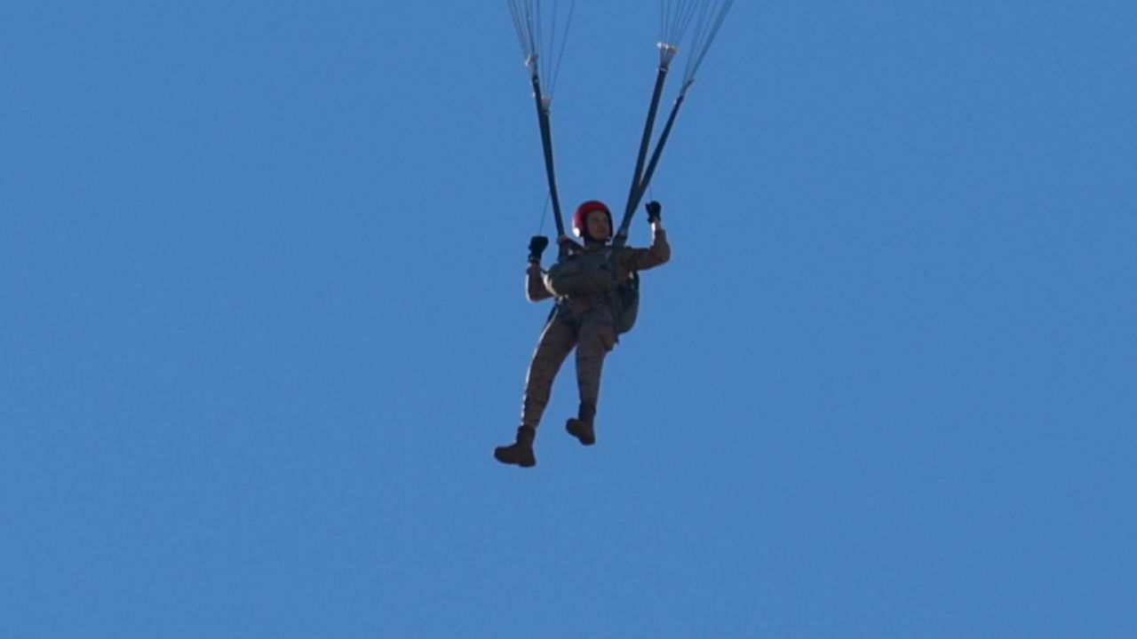 La Princesa Leonor realiza su primer salto en paracaídas | El Imparcial