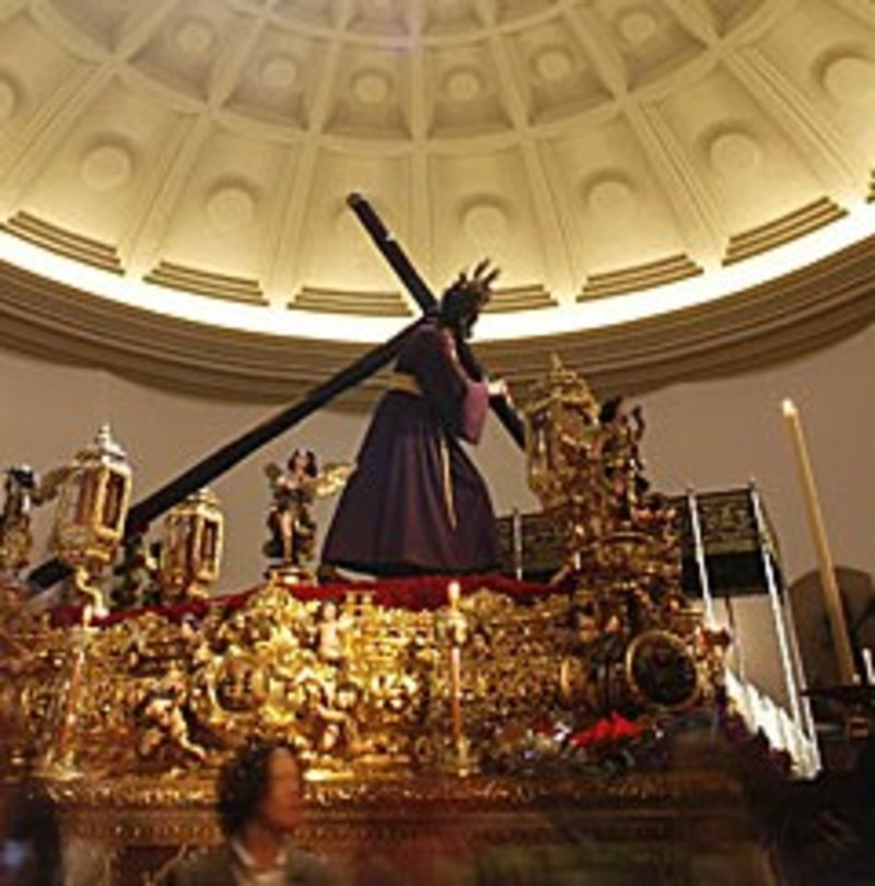 Un hombre arranca un brazo al Cristo del Gran Poder en Sevilla | El ...